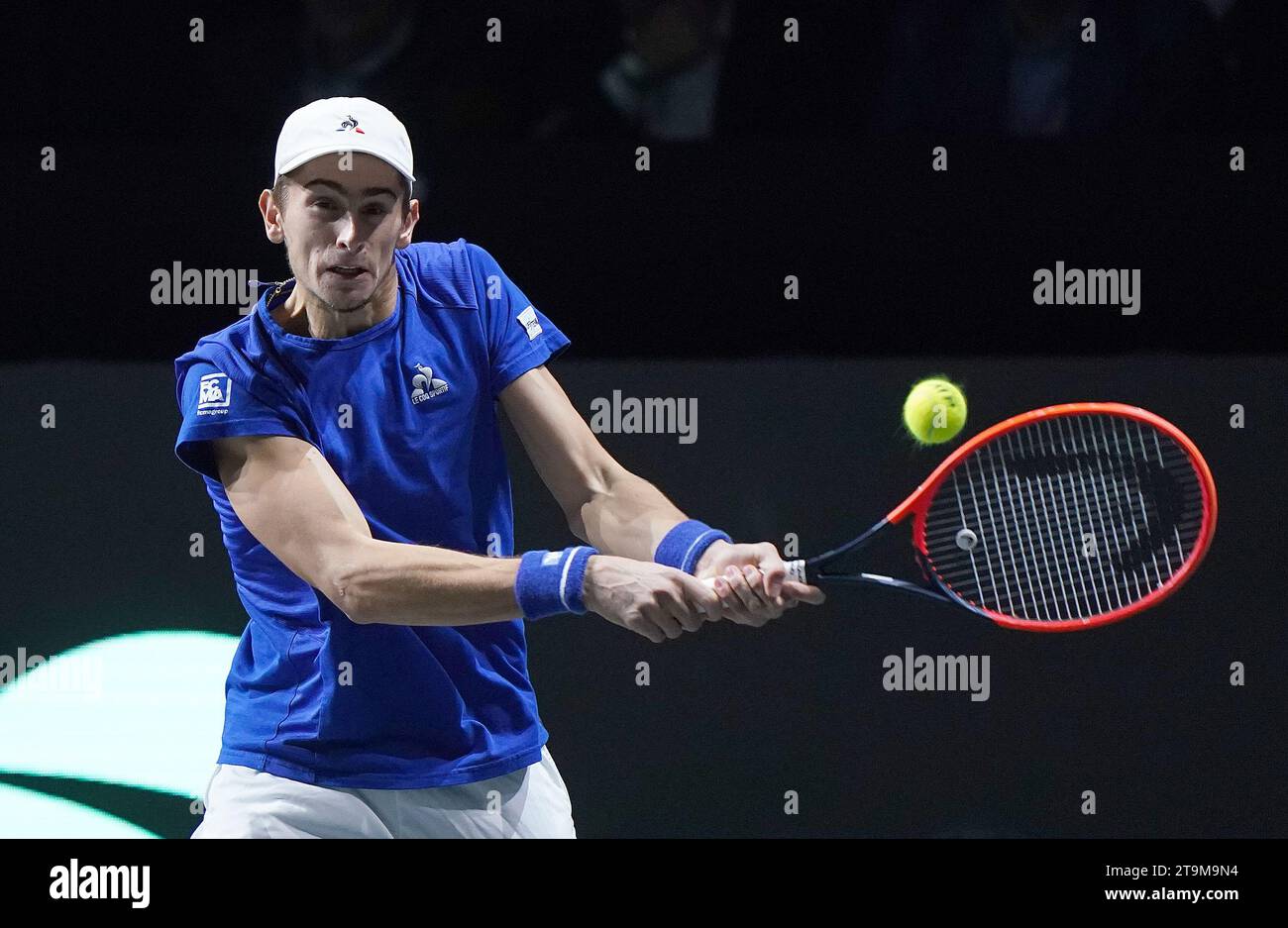 L'italiano Matteo Arnaldi in azione contro l'australiano Alexei Popyrin durante la partita ...
