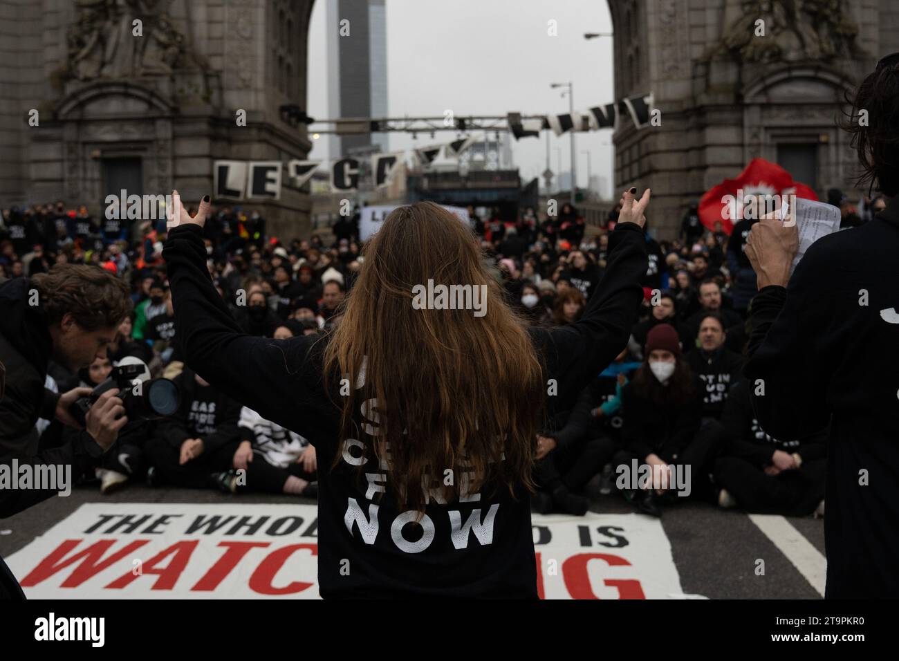 New York, Stati Uniti. 26 novembre 2023. Un organizzatore guida il ...