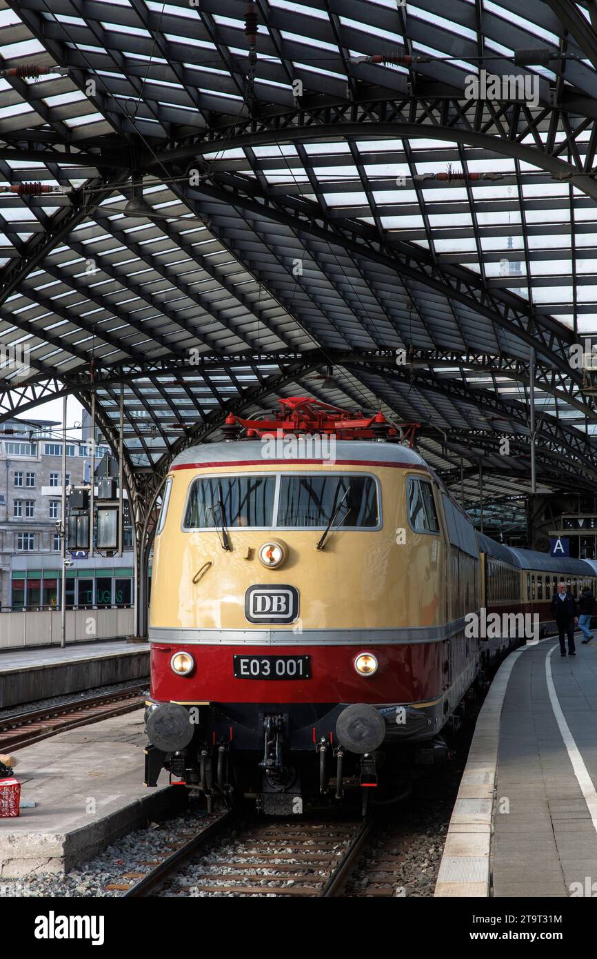 Locomotiva E03 001 dello storico treno Rheingold nella stazione centrale di Colonia, Germania ...