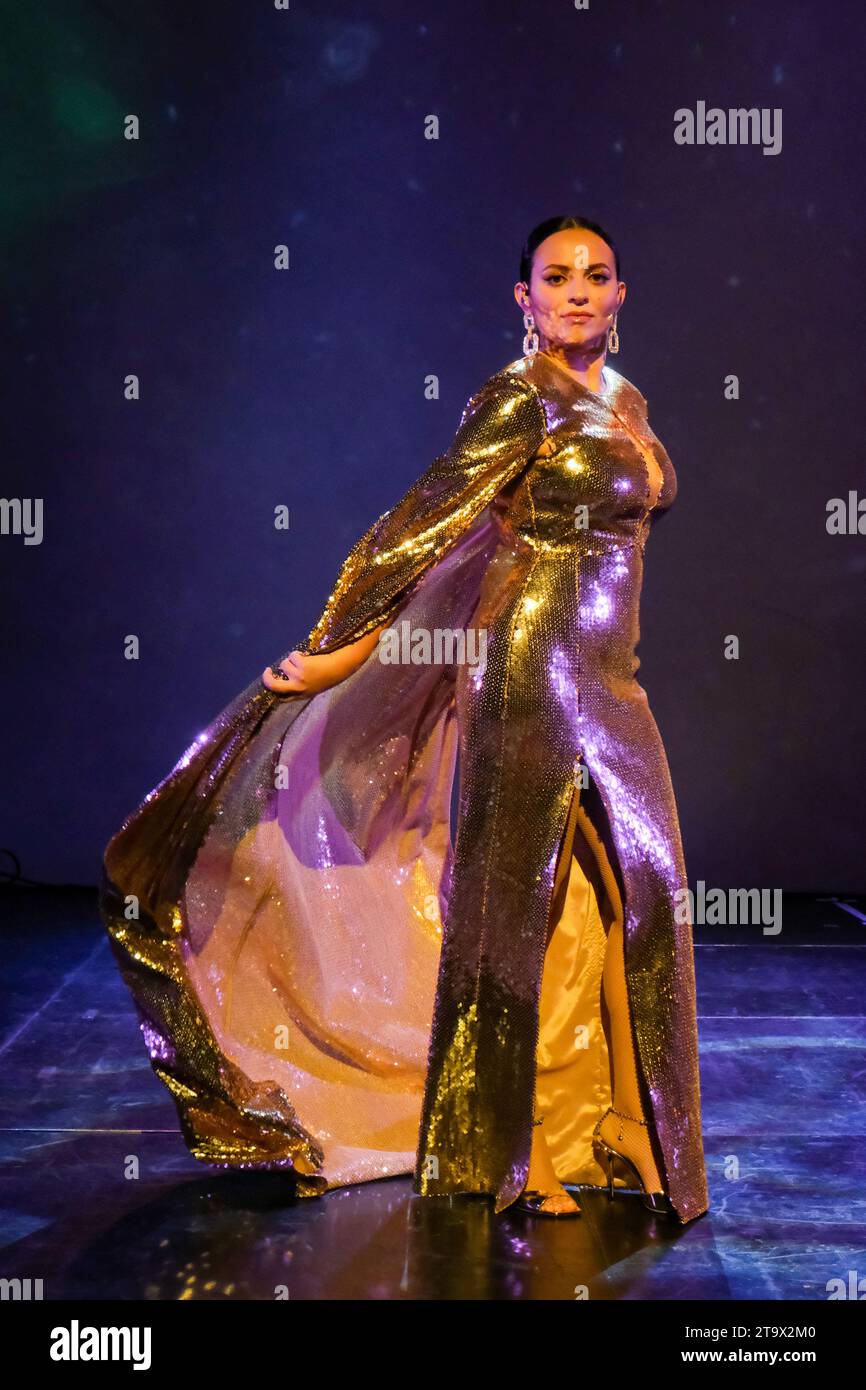 Londra, Regno Unito. 27 novembre 2023. Golda Amirova indossa un sorprendente abito con ...