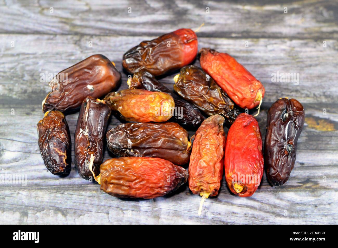 datteri con muffa, la muffa è una delle strutture che certi funghi ...