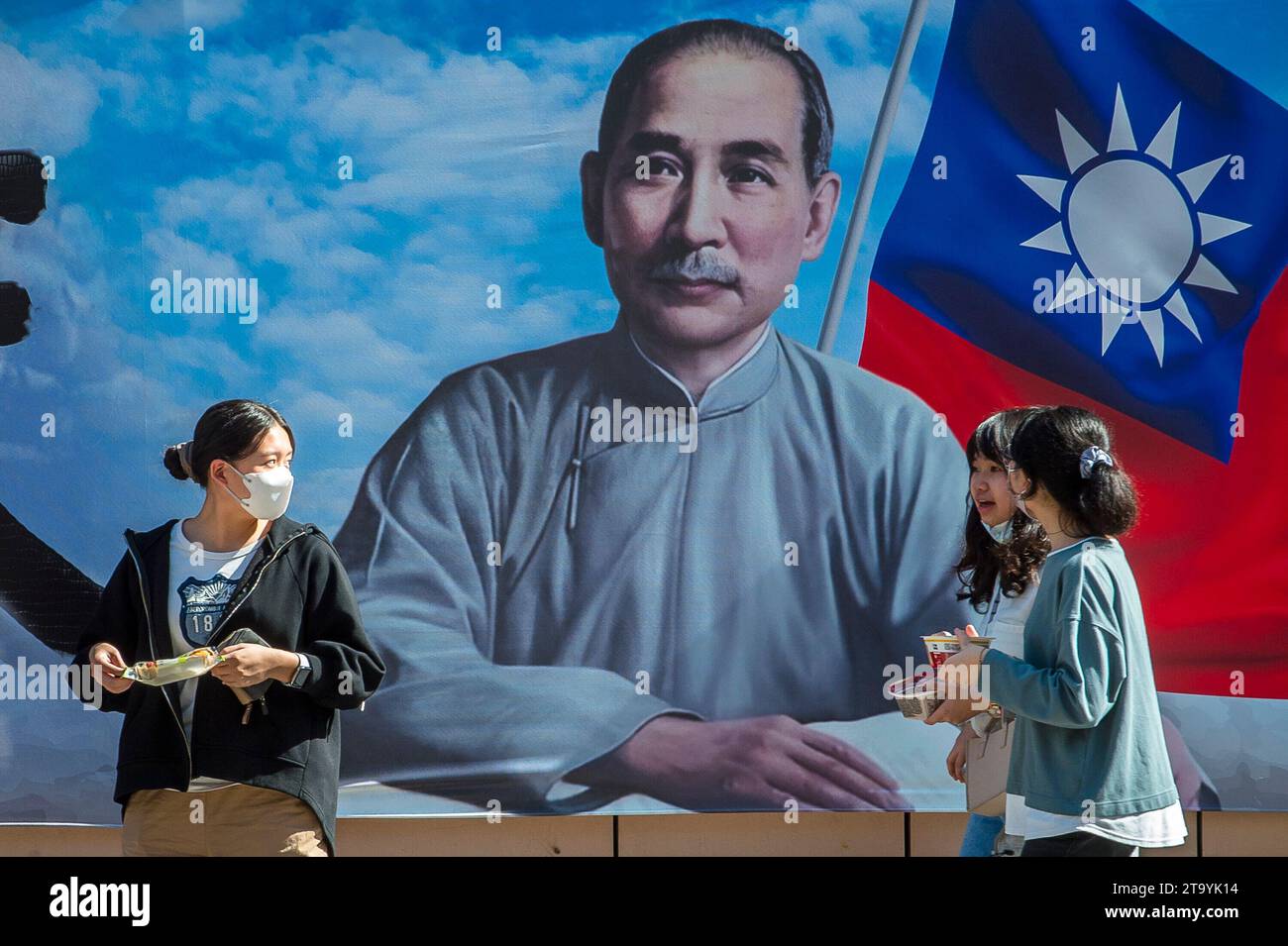 Passanti davanti a un'immagine di Sun Yat-sen, politico e rivoluzionario cinese, leader e ...