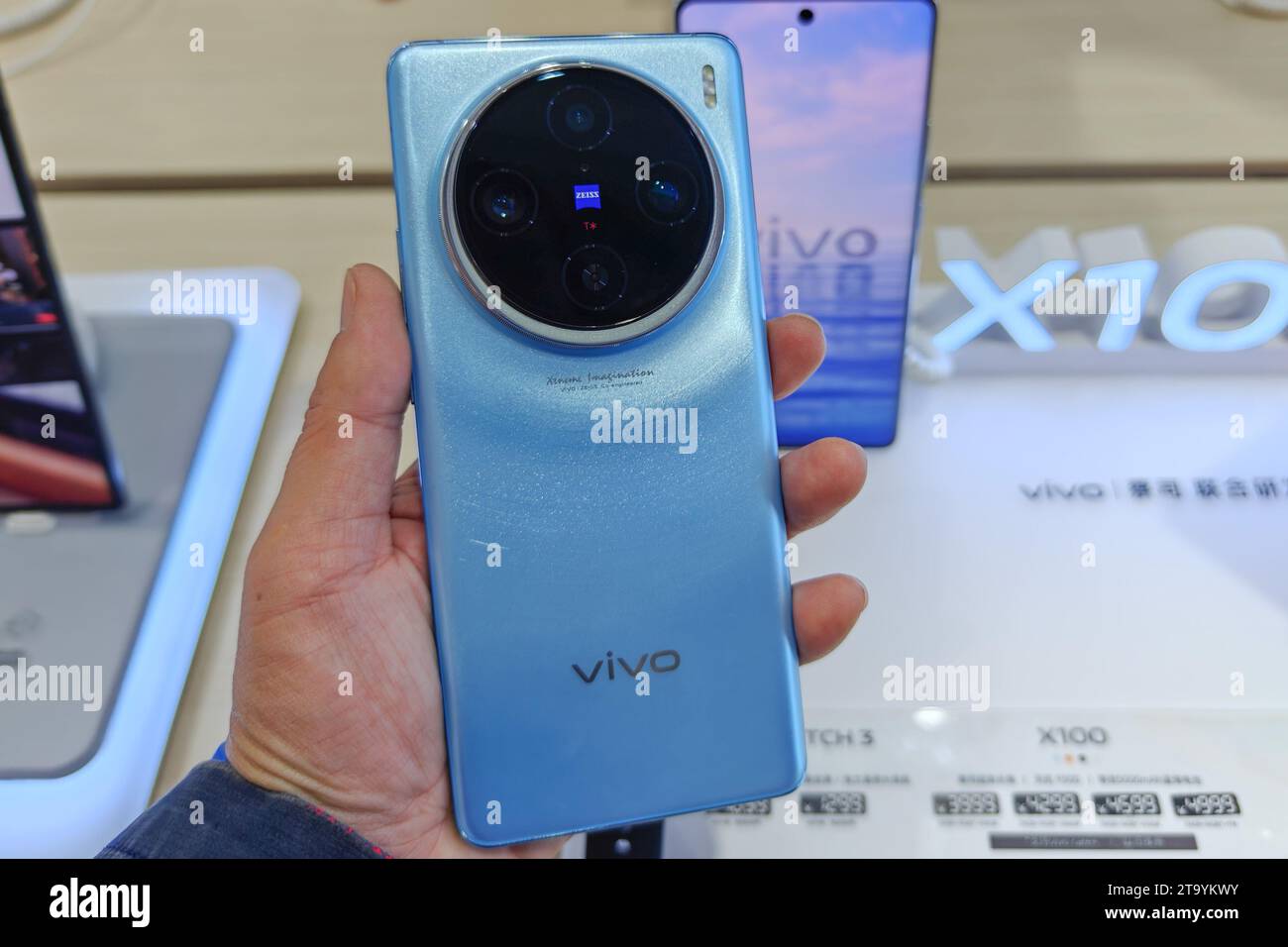 SHANGHAI, CINA - 28 NOVEMBRE 2023 - il telefono cellulare della serie ...