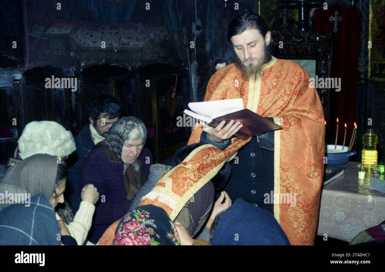 Contea di Gorj, Romania. Credenti e sacerdoti durante il servizio ...