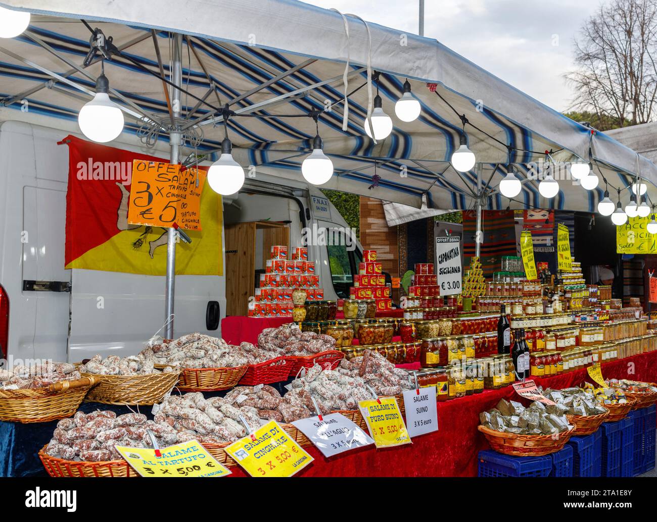 Rivoli, Piemonte, Italia - 27 novembre 2023. Salame e verdure in ...