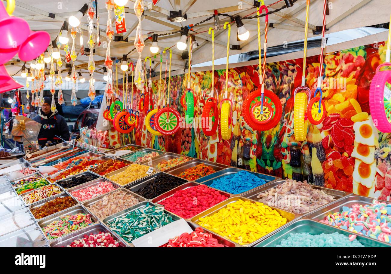 Rivoli, Piemonte, Italia - 27 novembre 2023. Dolci in vendita al St ...