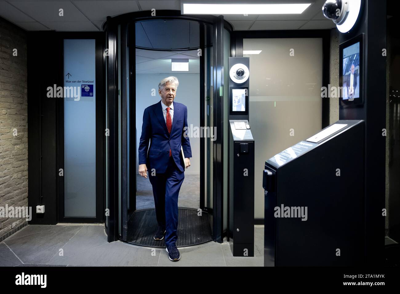 L'AIA - Scout Ronald Plasterk prima di una spiegazione del suo lavoro ...