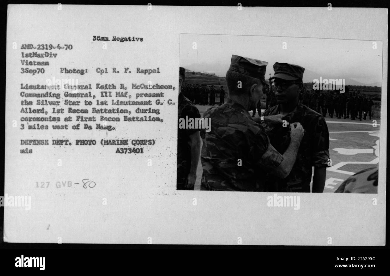 Il tenente generale Keith B. McCutcheon presenta la Silver Star al 1st ...