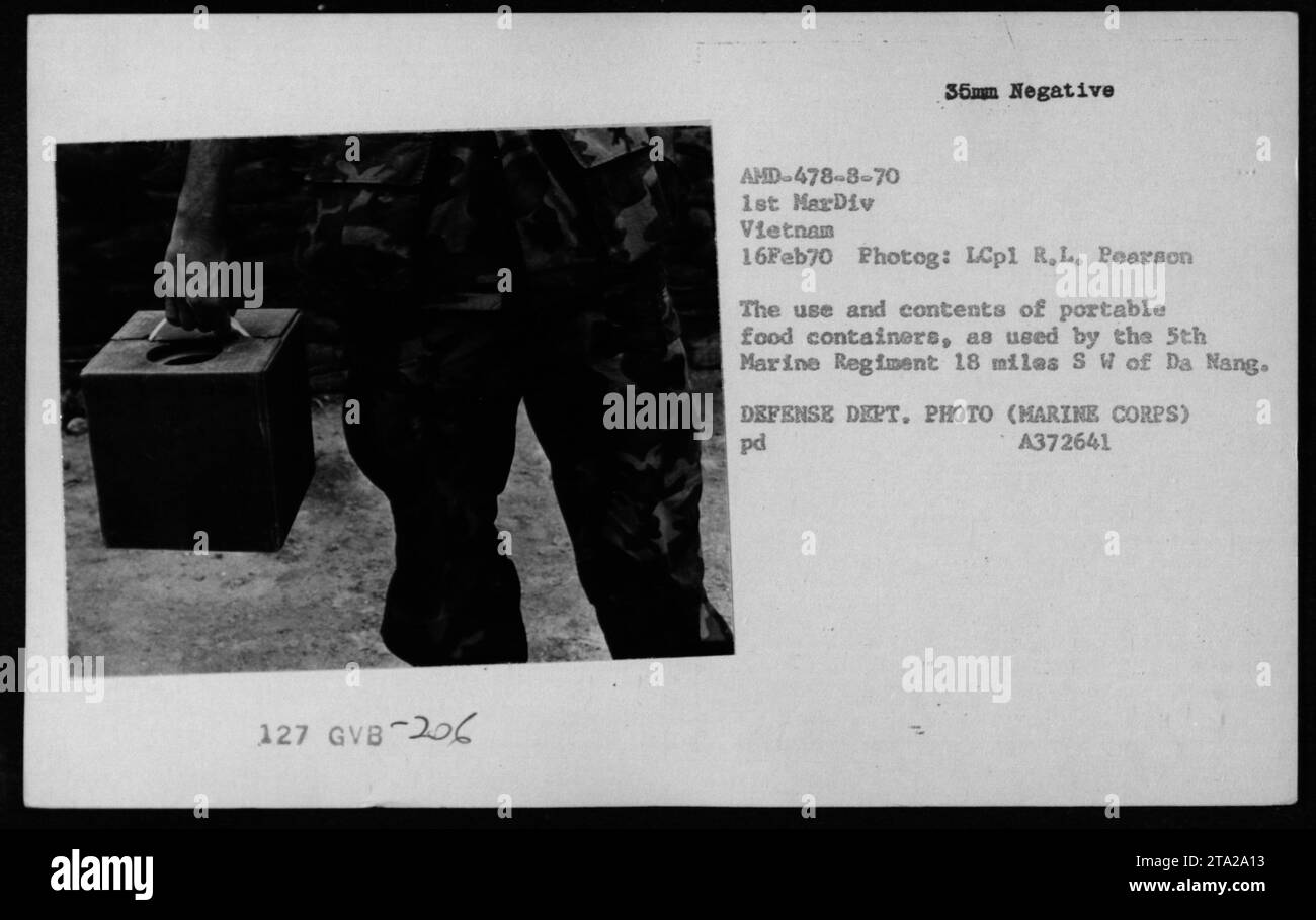 I membri del 5th Marine Regiment, situato 18 miglia a sud-ovest di da ...