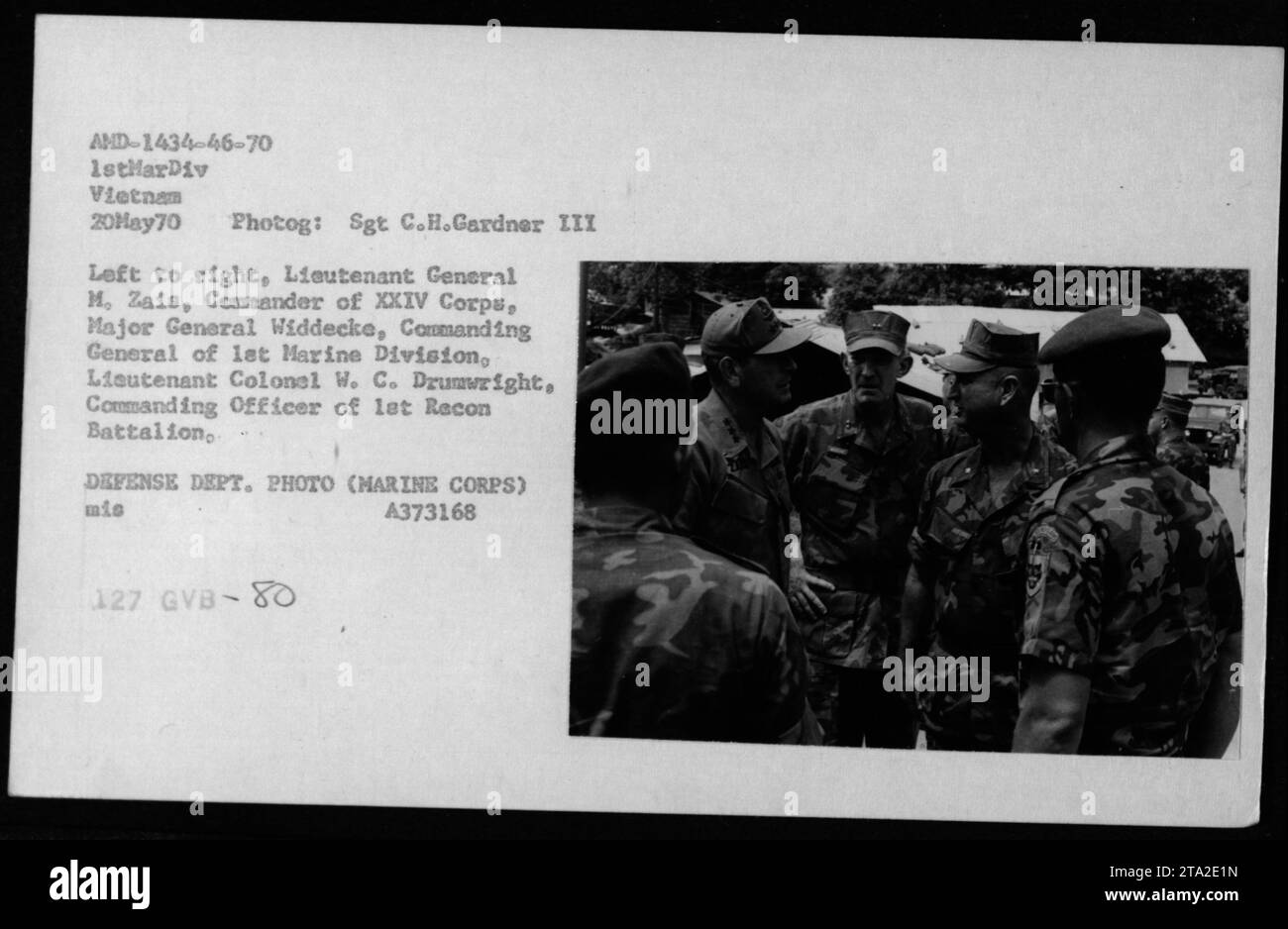 Il tenente generale M. Zais, comandante del XXIV corpo, maggiore ...