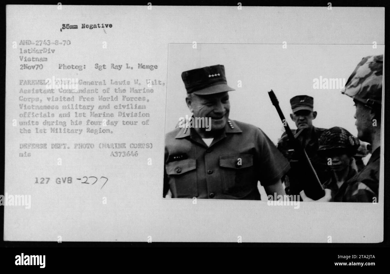 Il tenente generale Lewis W Walt conduce un tour di addio in Vietnam il ...
