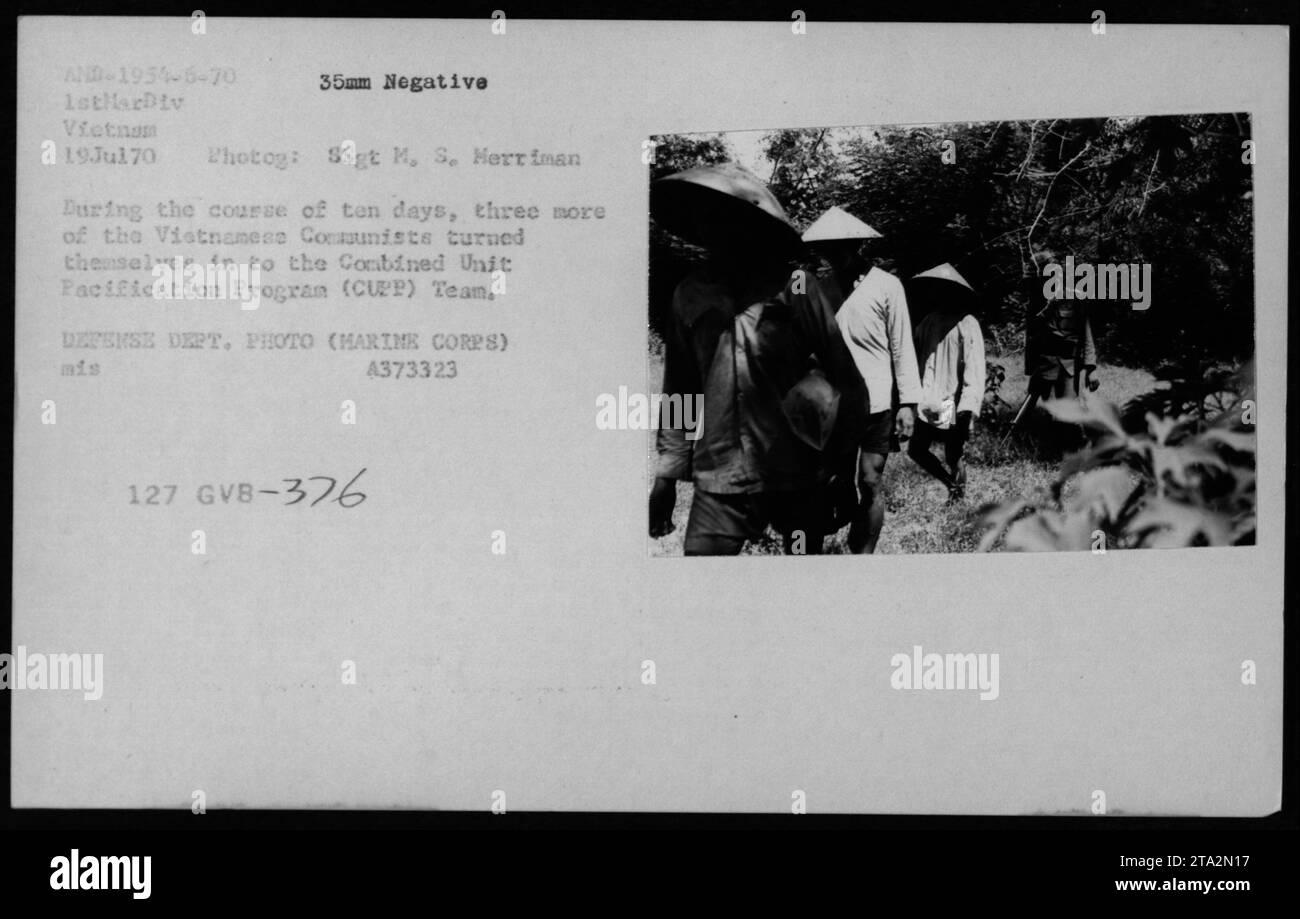 Un Marine degli Stati Uniti è visto interagire con i civili vietnamiti ...