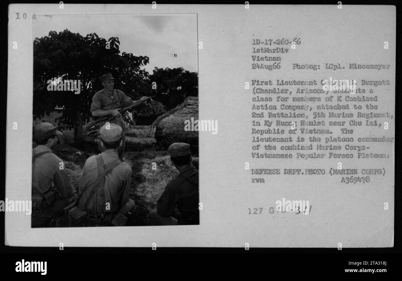 Il primo tenente George S. Burgett di Chandler, Arizona, conduce una ...