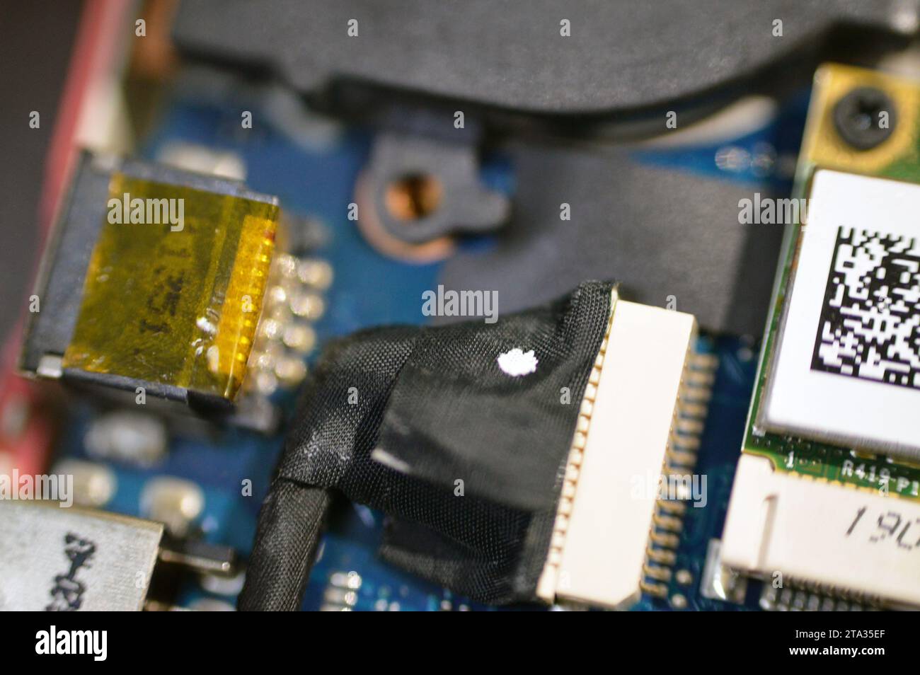 Cairo, Egitto, 1 novembre 2023: Manutenzione di un notebook, risoluzione di un problema nell ...