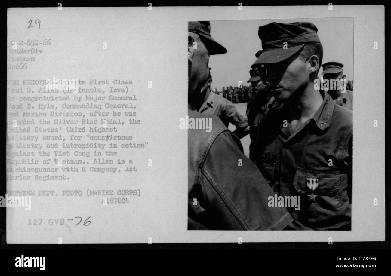 Privato di prima classe Paul D. Allen di Indianola, Iowa, congratulato ...