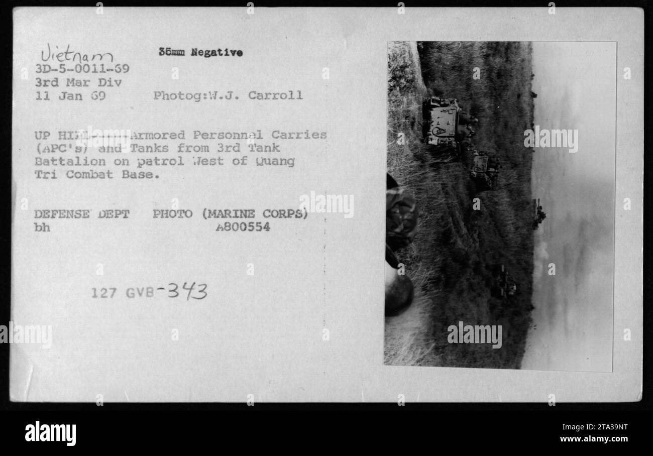 APC e carri armati del 3rd Tank Battalion pattuglia ad ovest della ...