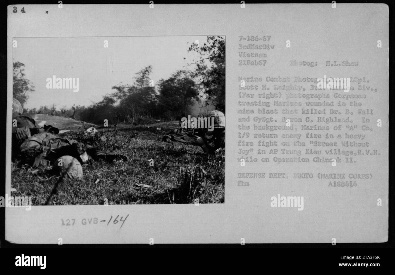 Il fotografo di combattimento marino, il comandante Scott M. Leighty ...