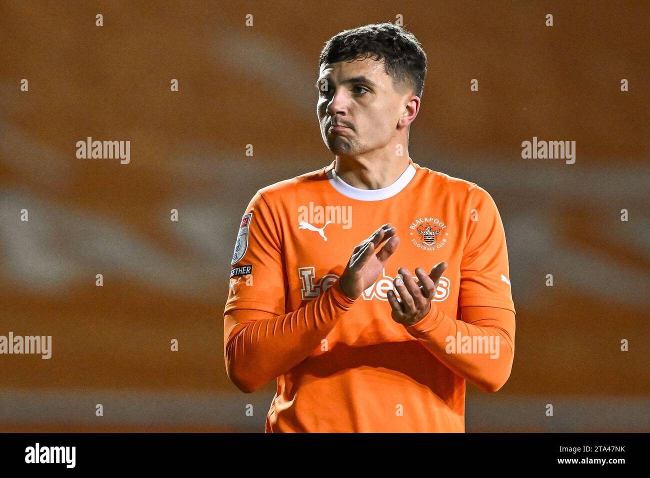 Albie Morgan n. 8 di Blackpool applaude i tifosi alla fine della ...