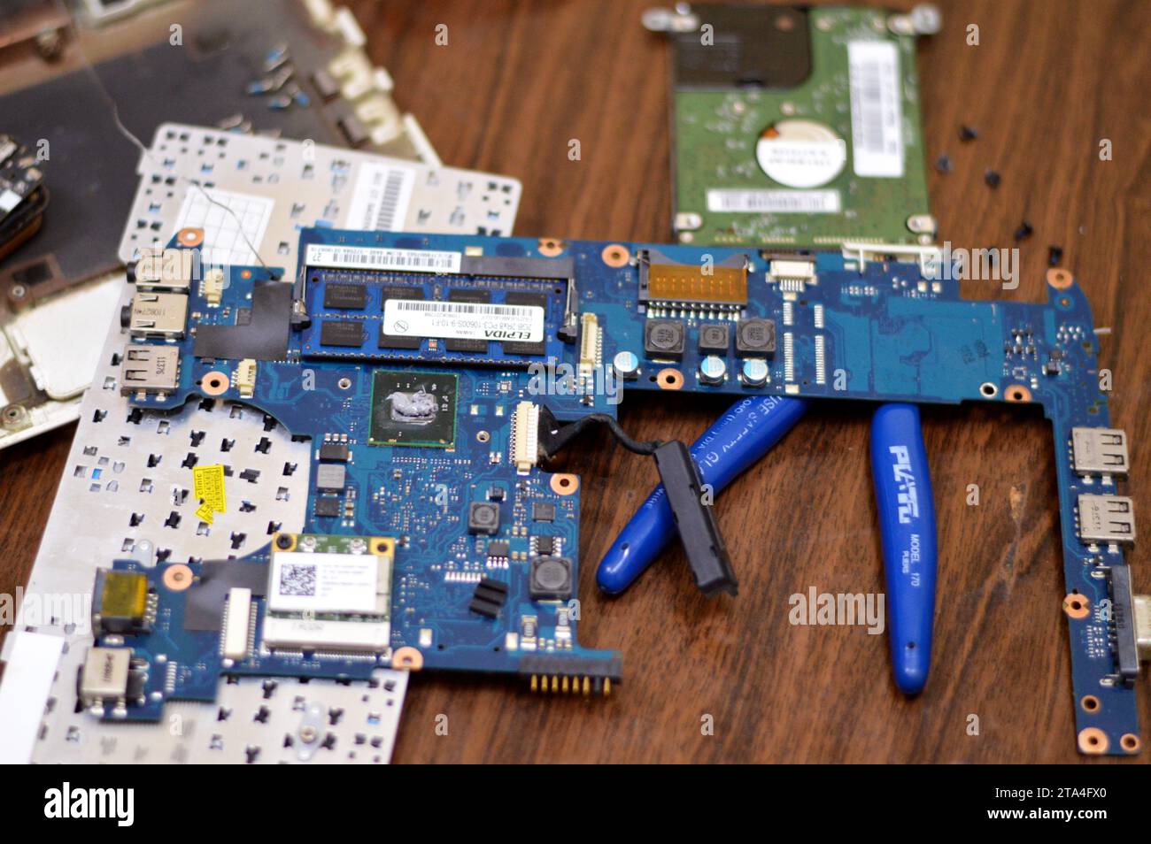 Cairo, Egitto, 1 novembre 2023: Manutenzione di un notebook, risoluzione di un problema nell ...