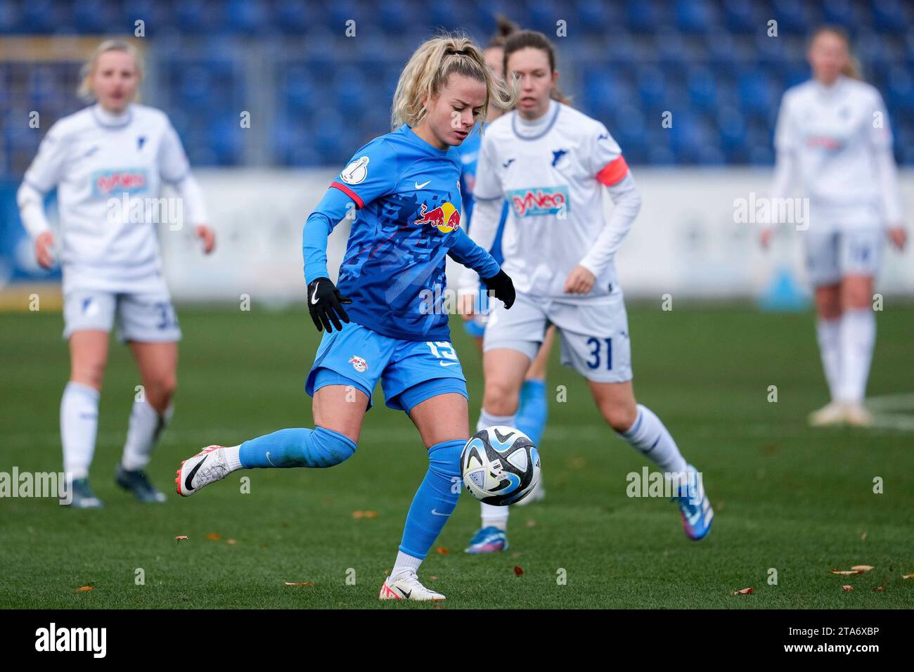 Jenny Hipp (RBL, 19), AM Ball, Freisteller, Ganzkörper, Einzelbild ...