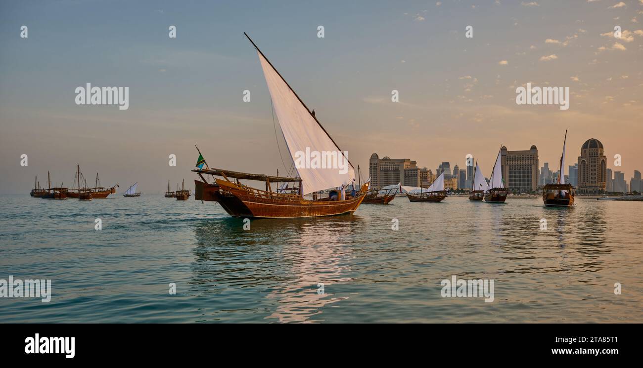 Katara13th festival tradizionale di dhow a Doha Qatar Sunset Shot che ...