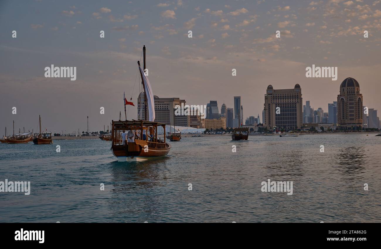 Katara13th festival tradizionale di dhow a Doha Qatar Sunset Shot che ...