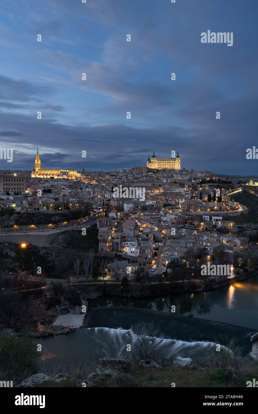 Città storica di Toledo con la diga del fiume Tago in primo piano e la ...