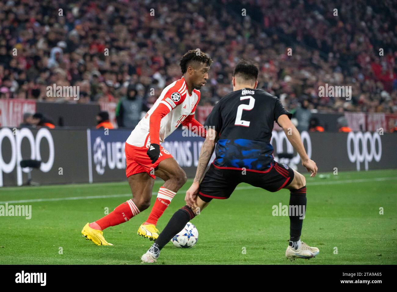 Kingsley Coman (FC Bayern Muenchen, n. 11) im Zweikampf mit Kevin Diks ...