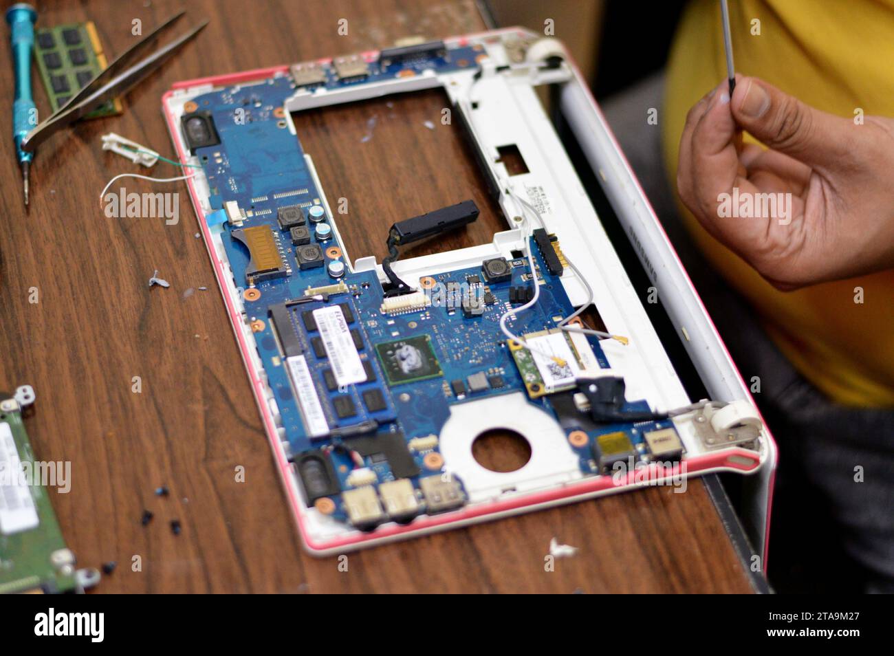 Cairo, Egitto, 1 novembre 2023: Manutenzione di un notebook, risoluzione di un problema nell ...