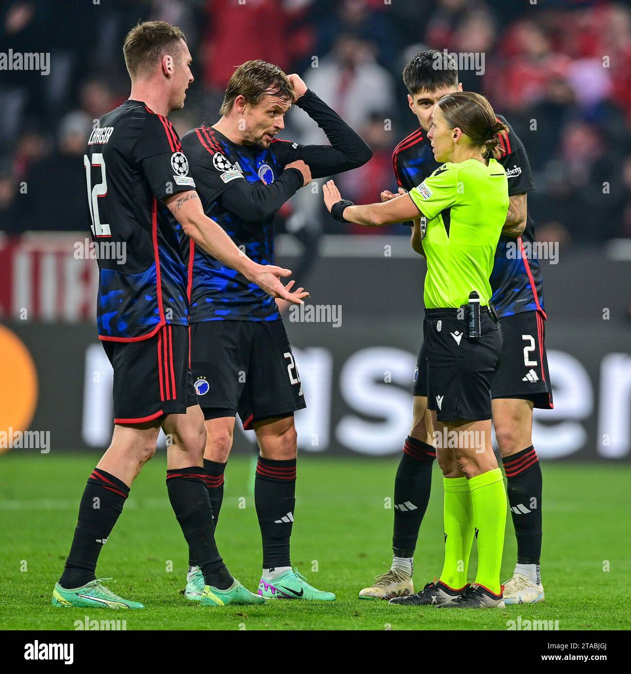 Kopenhagener Spieler diskutieren mit Stephanie FRAPPART (Schiedsrichterin, arbitro) nach der ...
