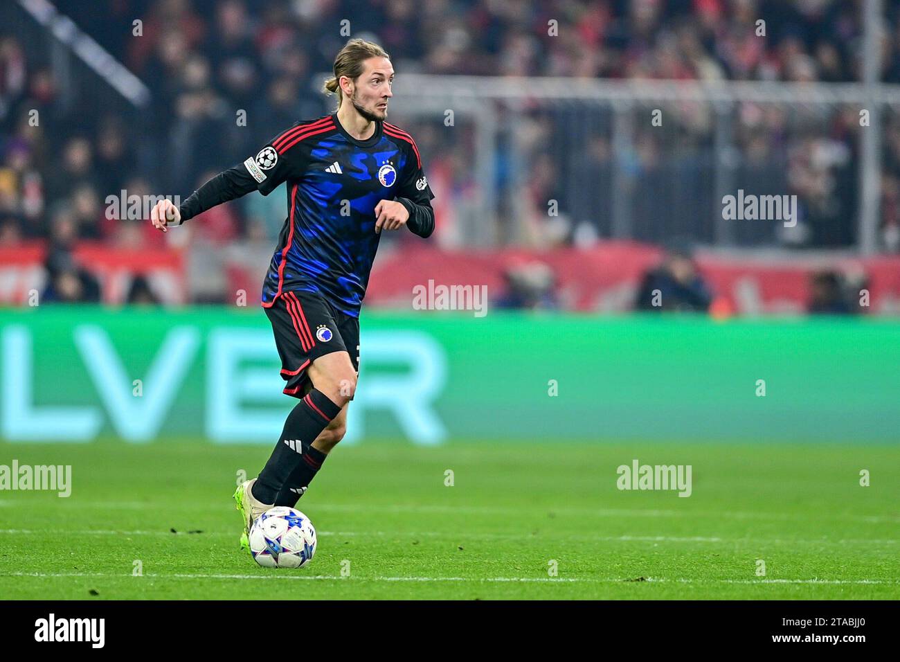 Rasmus FALK (FC Kopenhagen, 33) AM Ball, Freisteller, Ganzkörper ...