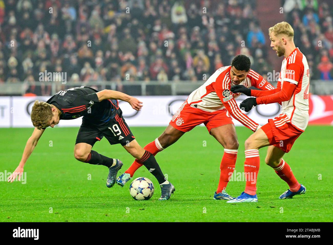 v.li.: Elias JELERT (FC Kopenhagen, 19) Serge GNABRY (FC Bayern München ...