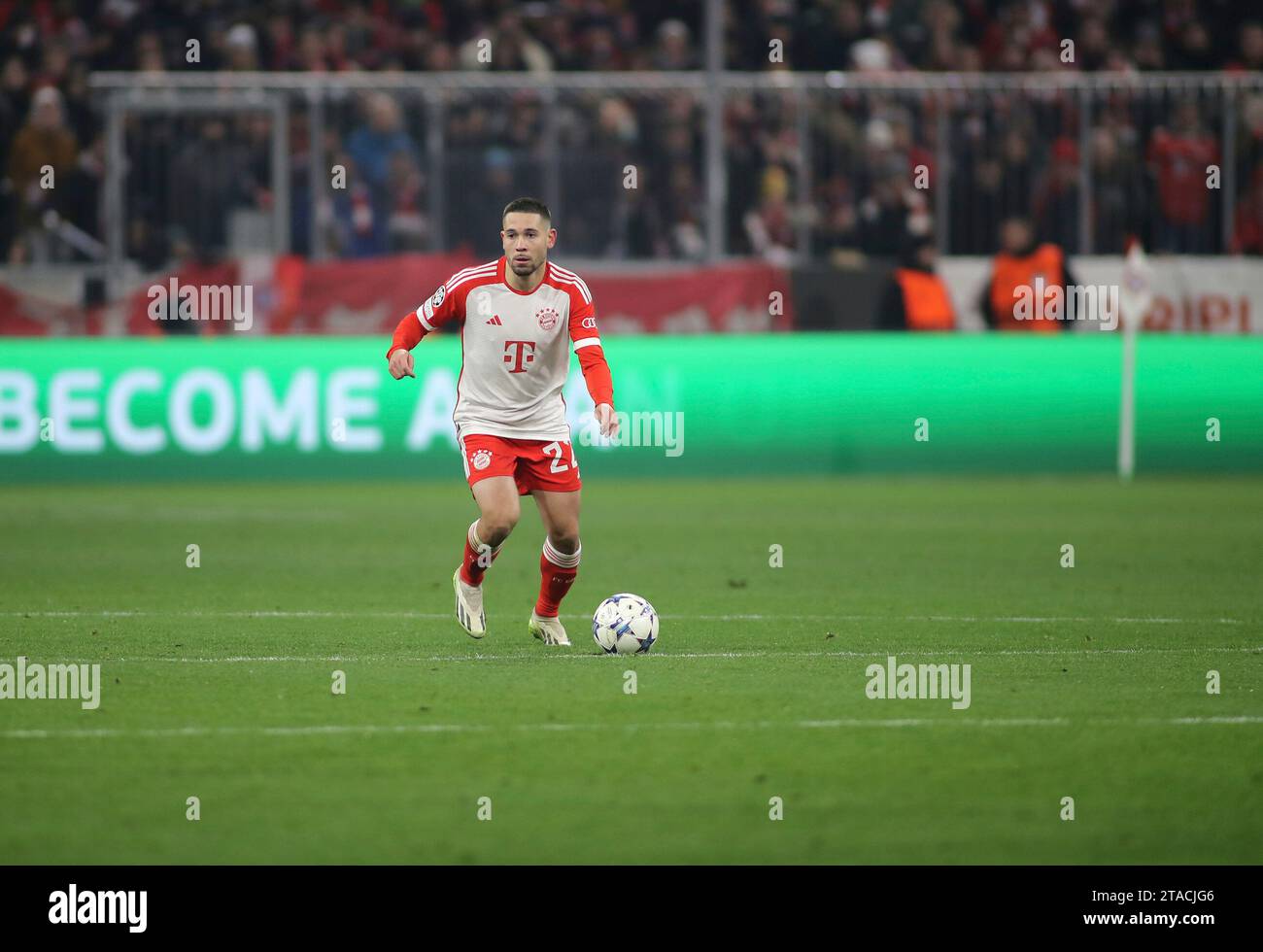 Raphael guerreiro fc bayern munchen mit ball immagini e fotografie ...