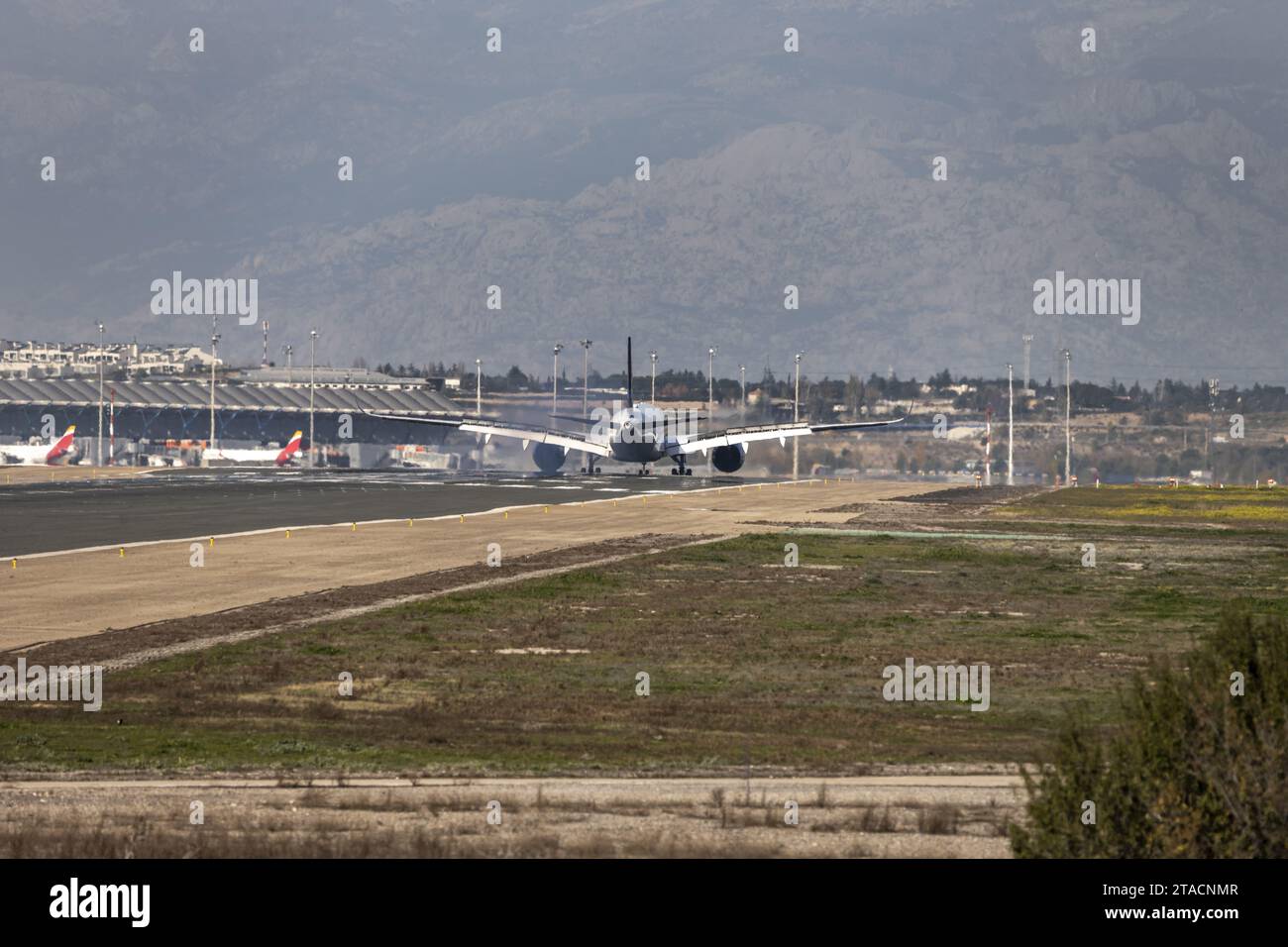Aereo che atterra sulla pista immagini e fotografie stock ad alta ...