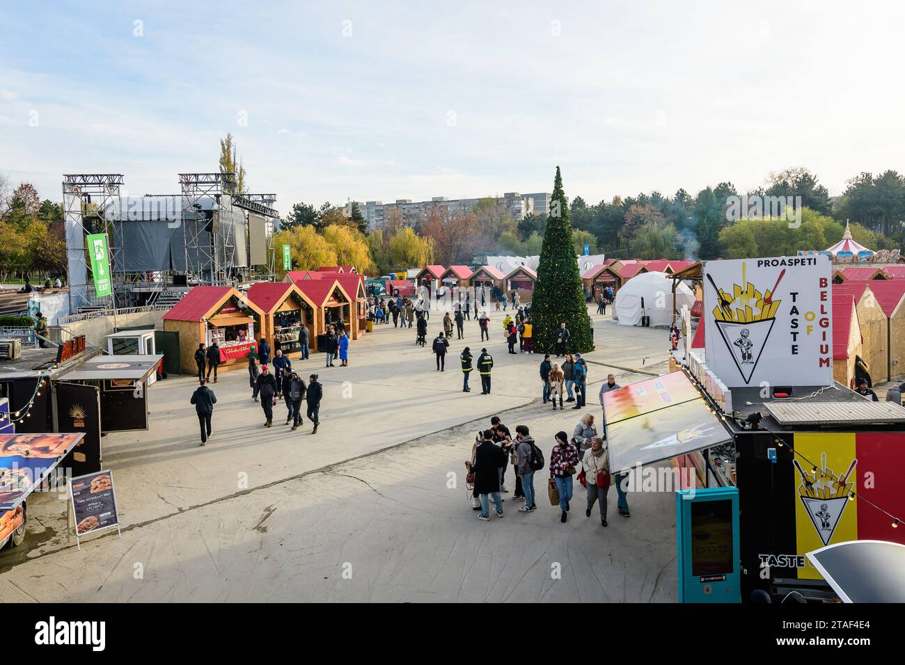 Bucarest, Romania, 30 novembre 2023: Vivaci case colorate con prodotti ...