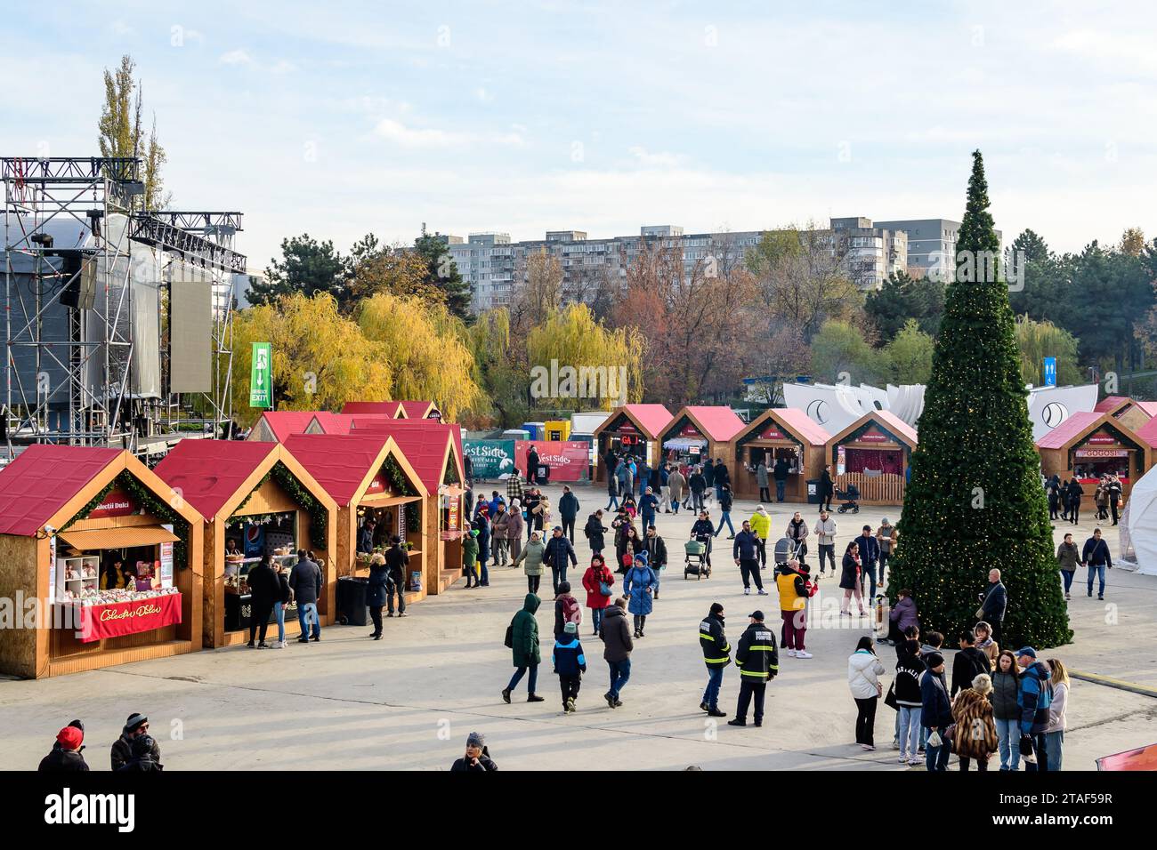 Bucarest, Romania, 30 novembre 2023: Vivaci case colorate con prodotti ...