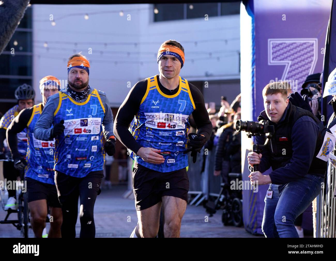 Kevin Sinfield parte all'inizio della prima giornata del 7 in 7 ...