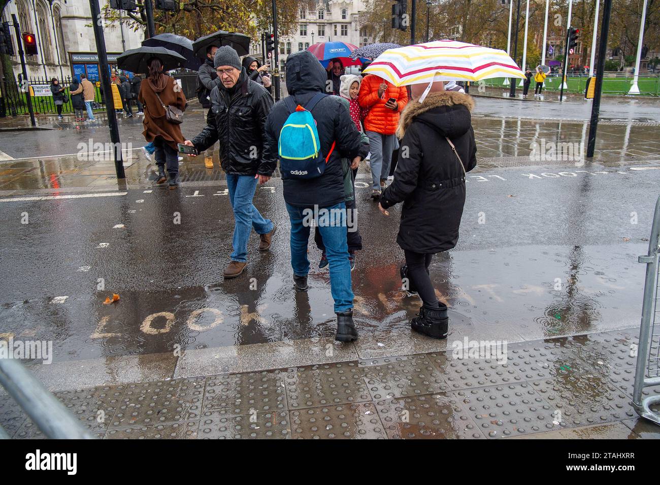 Londra, Regno Unito. 27 novembre 2023. La forte pioggia è caduta a ...