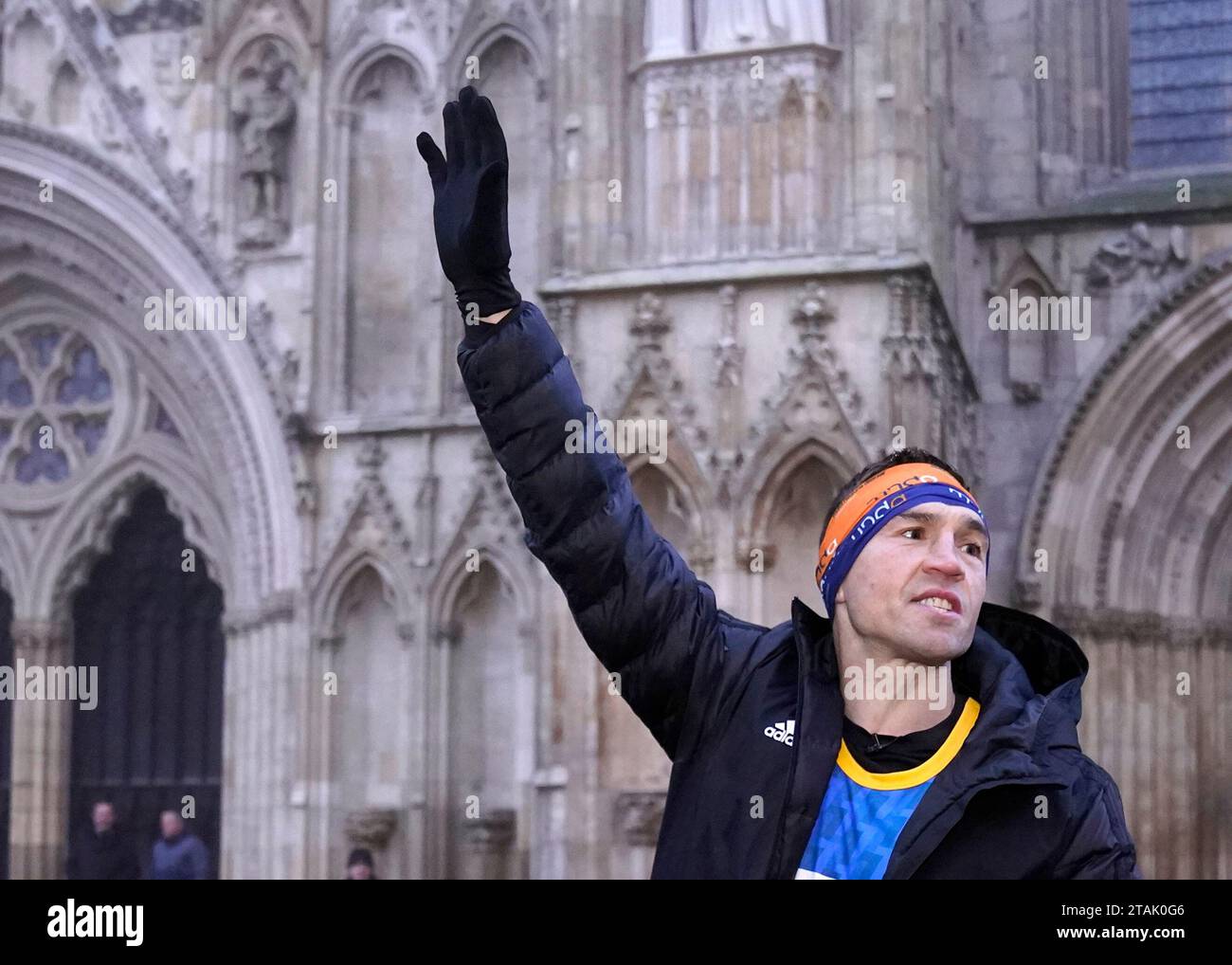 Kevin Sinfield si rivolge alla folla dopo aver completato il primo ...