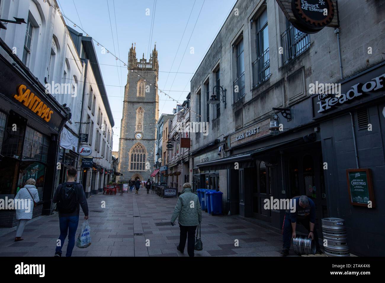 Cardiff (in gallese Caerdydd [kairˈdiːð, kaːɨrˈdɨːð) è la capitale e la ...