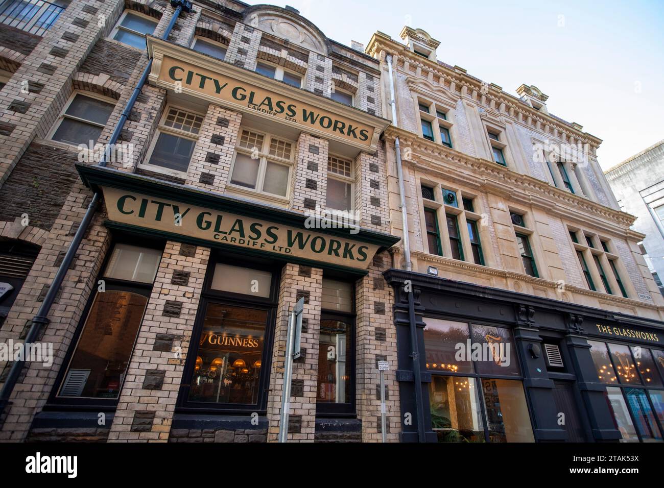 Cardiff (in gallese Caerdydd [kairˈdiːð, kaːɨrˈdɨːð) è la capitale e la ...