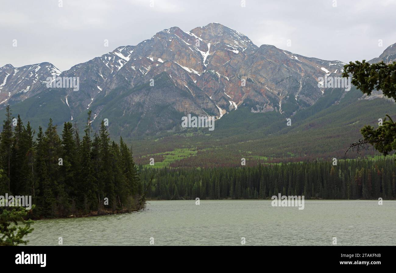 Piramide montagna canada immagini e fotografie stock ad alta ...