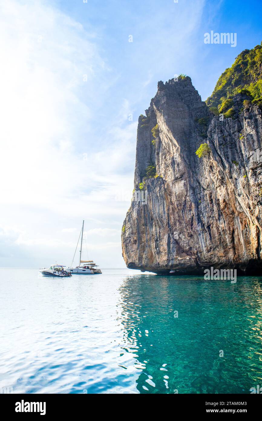 Phi Phi, Thailandia - 23 novembre 2023: Yacht da crociera nella Maya ...