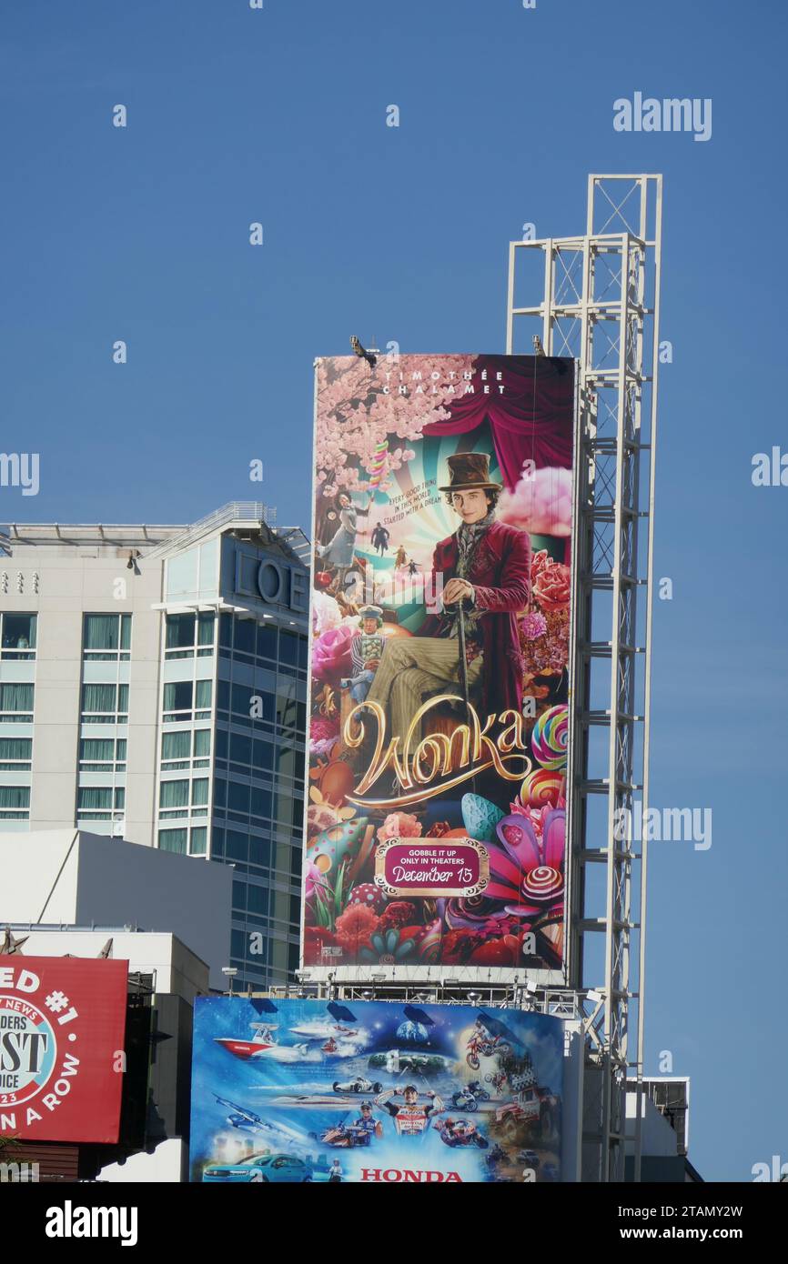 Los Angeles, California, USA 1 dicembre 2023 Wonka Billboard with Timothee Chalamet il 1 ...