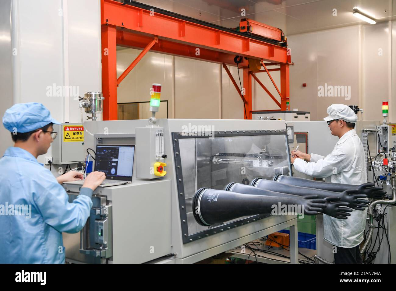 Chongqing, Cina. 30 novembre 2023. I lavoratori sono visti in un ...