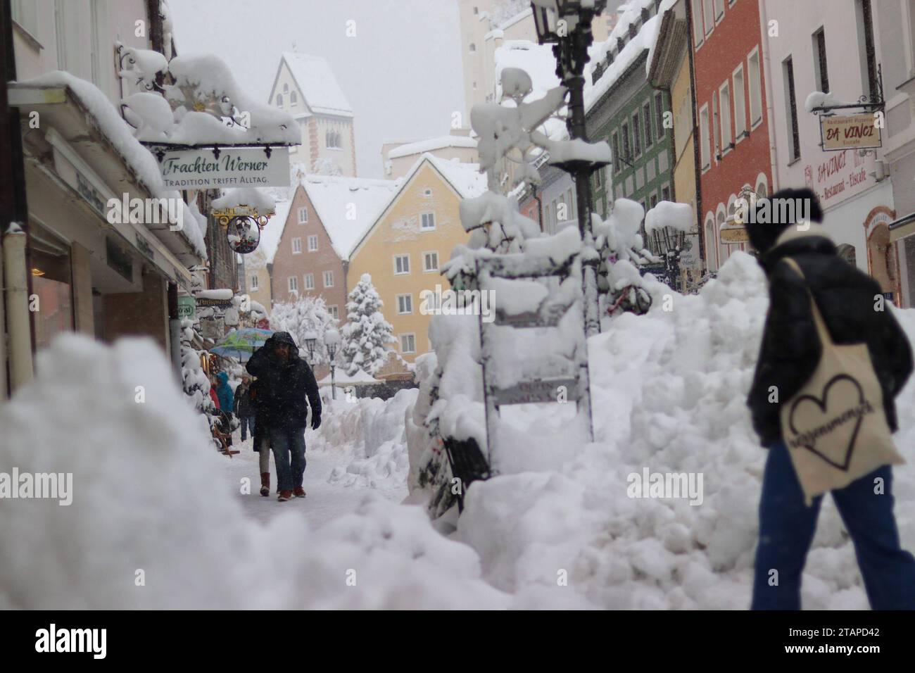 Schneemassen in Füssen, Schneemassen liegen in den Straßen der Altstadt ...