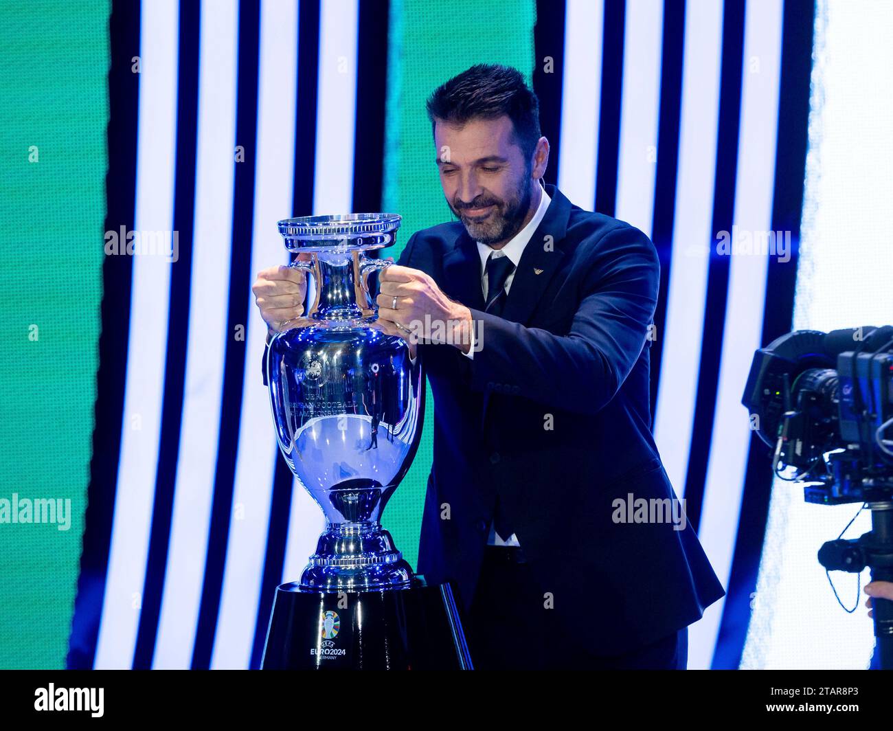 Gianluigi Buffon (Italien, Torwart) bringt den EM Pokal in Die Draw ...