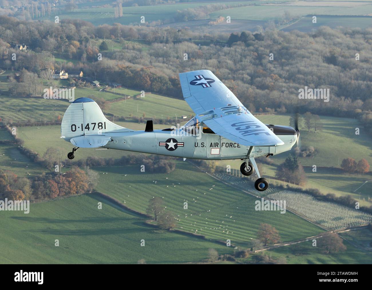 Viste aeree dell'aereo da collegamento e osservazione Cessna Bird Dog ...