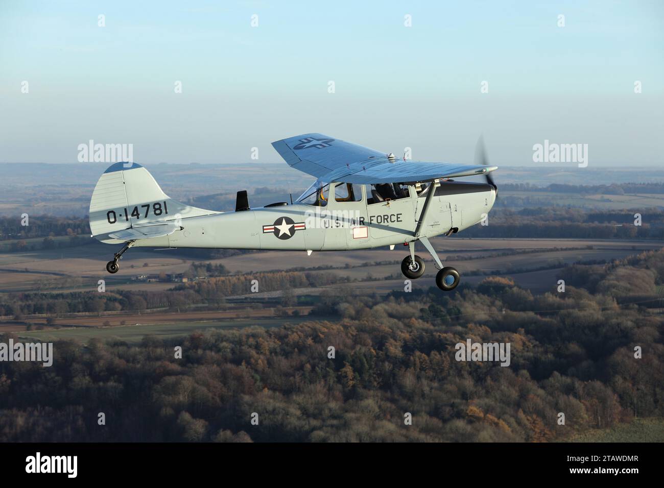 Viste aeree dell'aereo da collegamento e osservazione Cessna Bird Dog ...