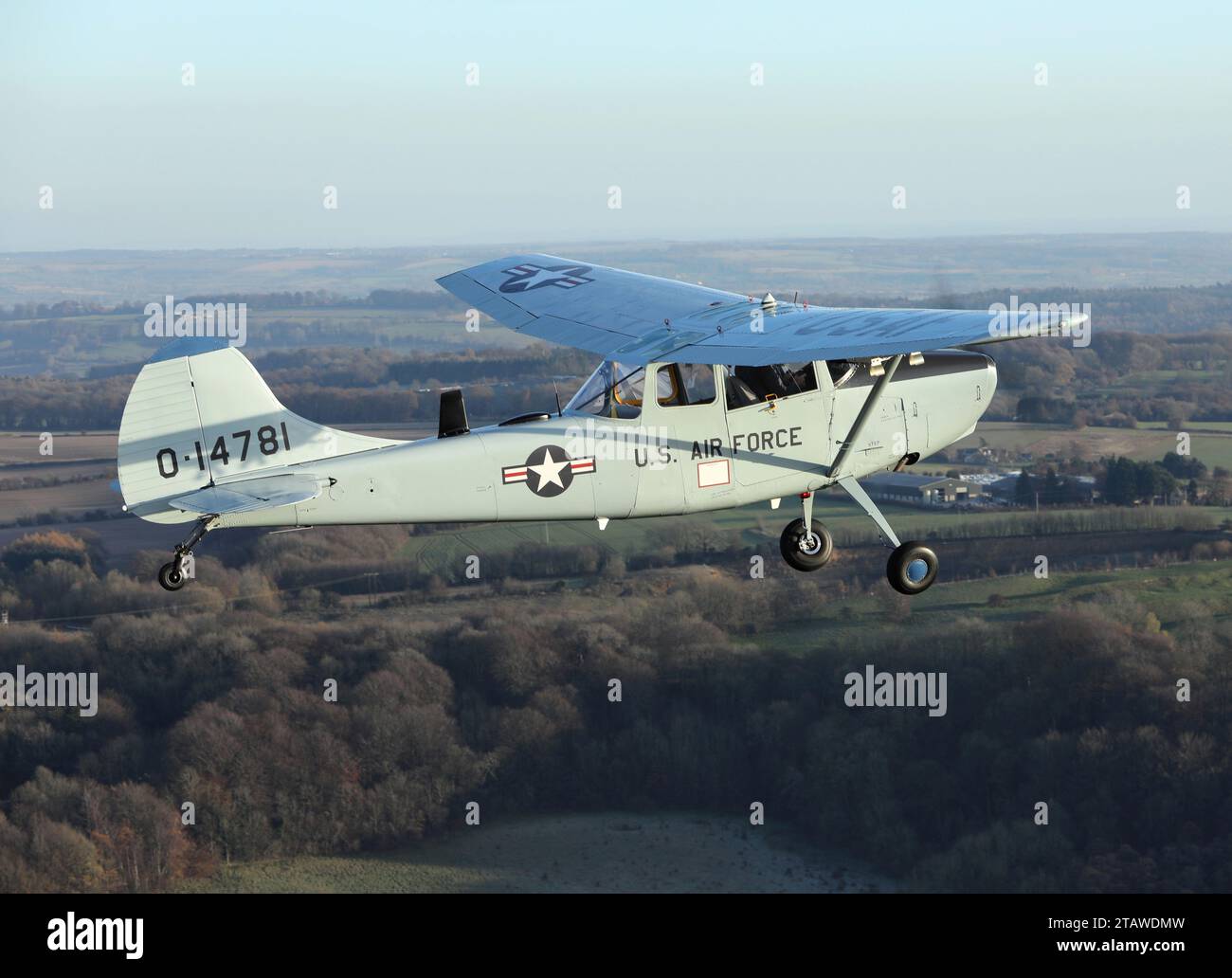 Viste aeree dell'aereo da collegamento e osservazione Cessna Bird Dog ...